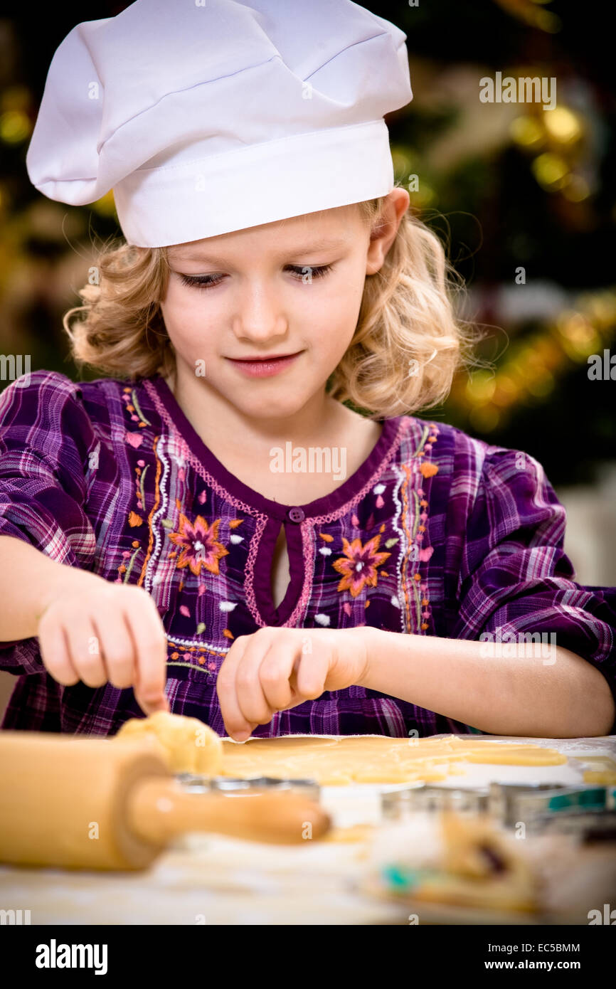 girl making xmas cookies at home Stock Photo - Alamy