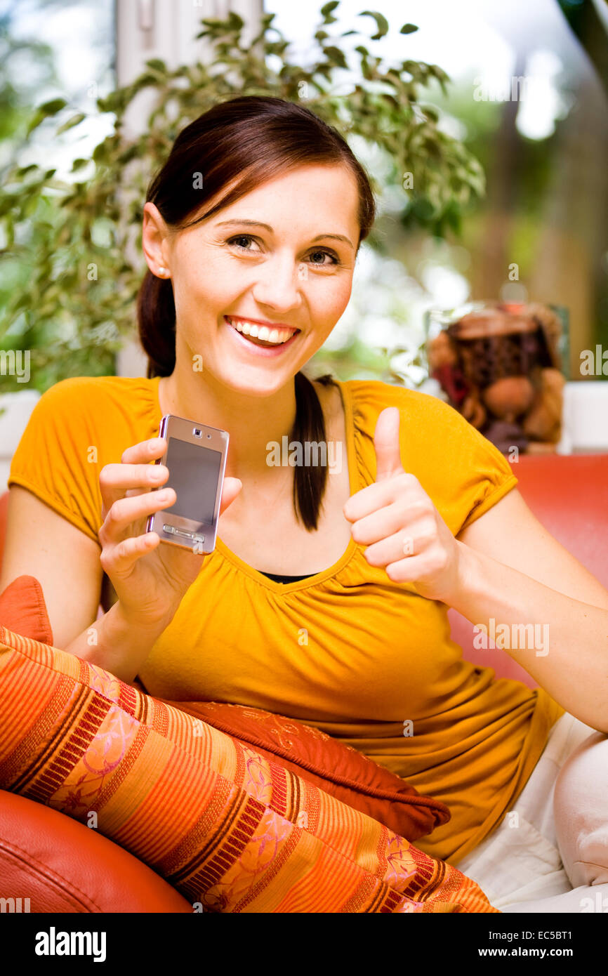 junge Frau mit dem Handy im Wohnzimmer Stock Photo - Alamy
