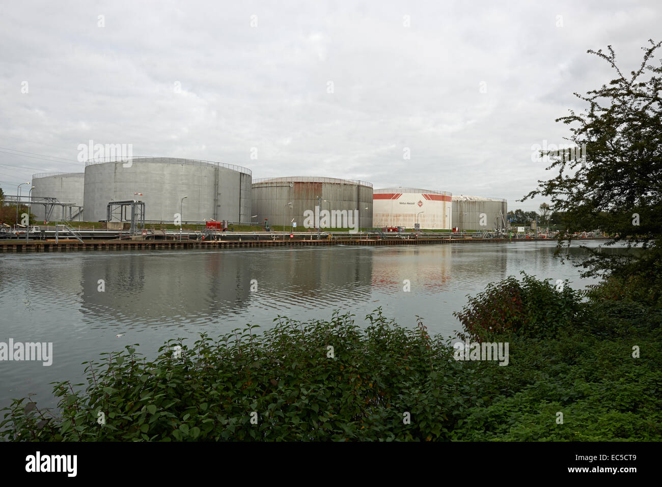 Oil storage tanks, Rhine-Herne-Canal, Gelsenkirchen, Germany Stock ...