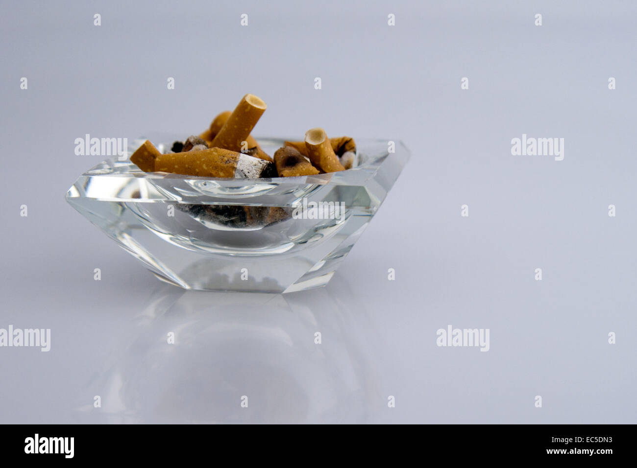 Ashtray overflowing hi-res stock photography and images - Alamy