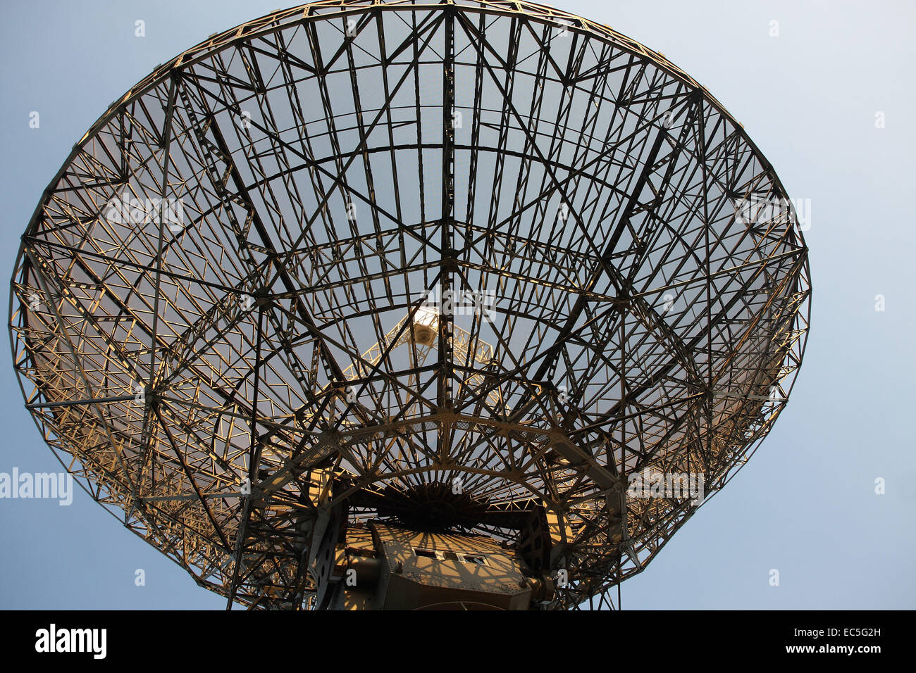 Dish antenna hi-res stock photography and images - Alamy