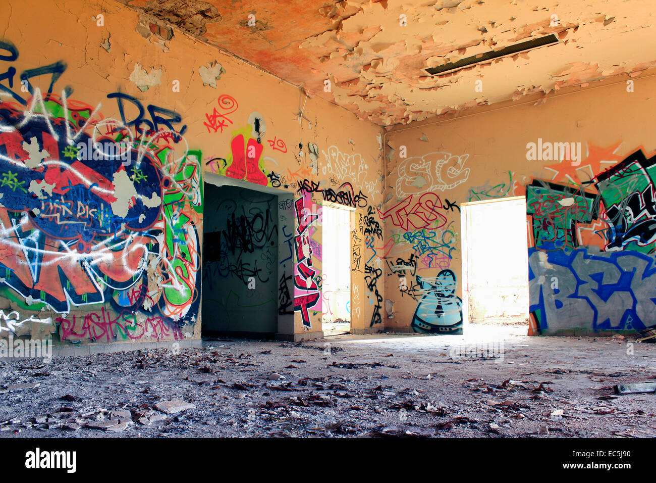 Background destroyed buildings hi-res stock photography and images - Alamy