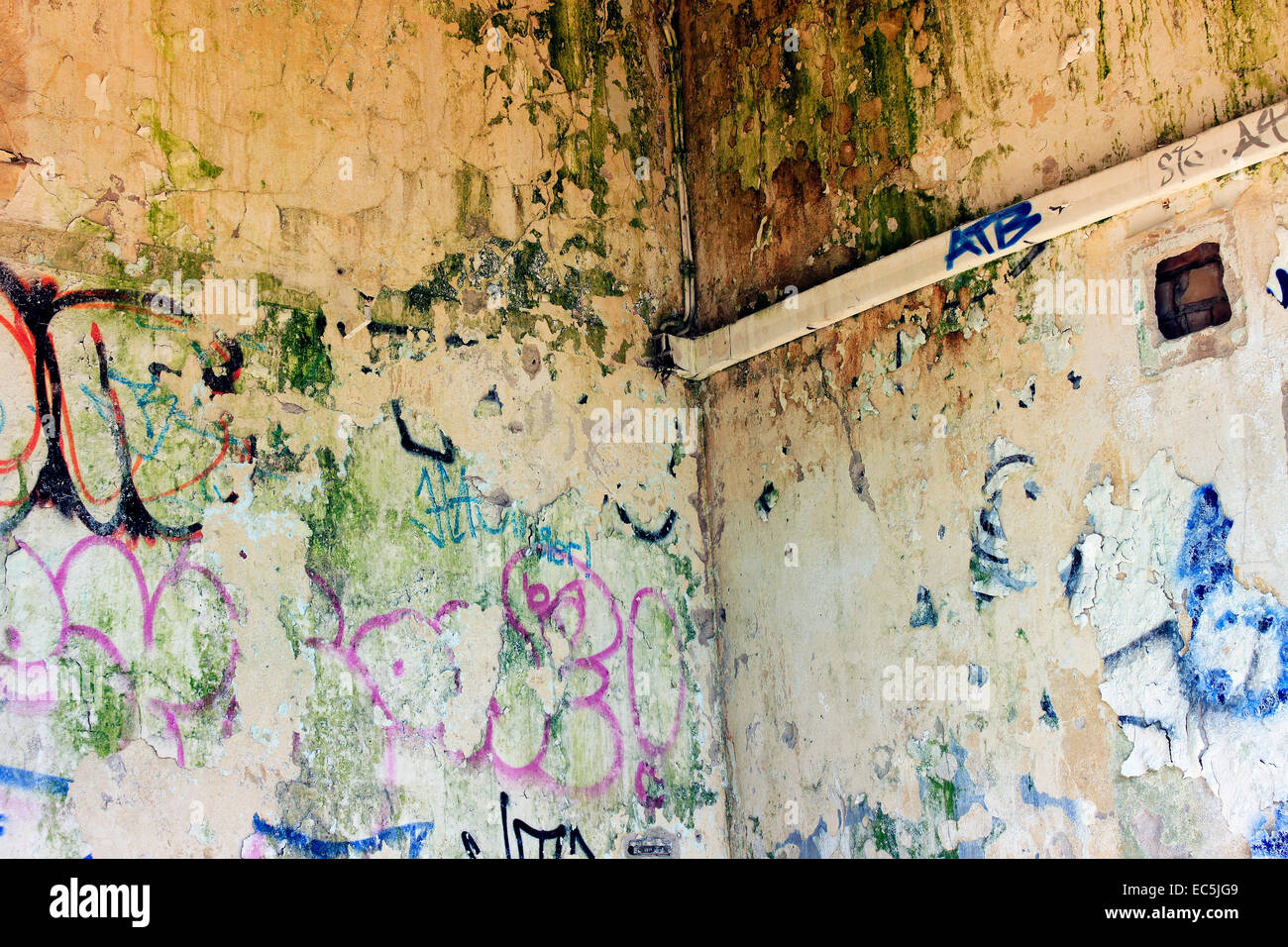 Background destroyed buildings hi-res stock photography and images - Alamy
