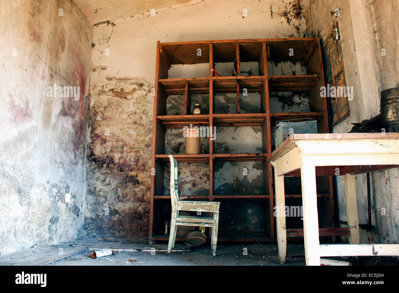 Background destroyed buildings hi-res stock photography and images - Alamy