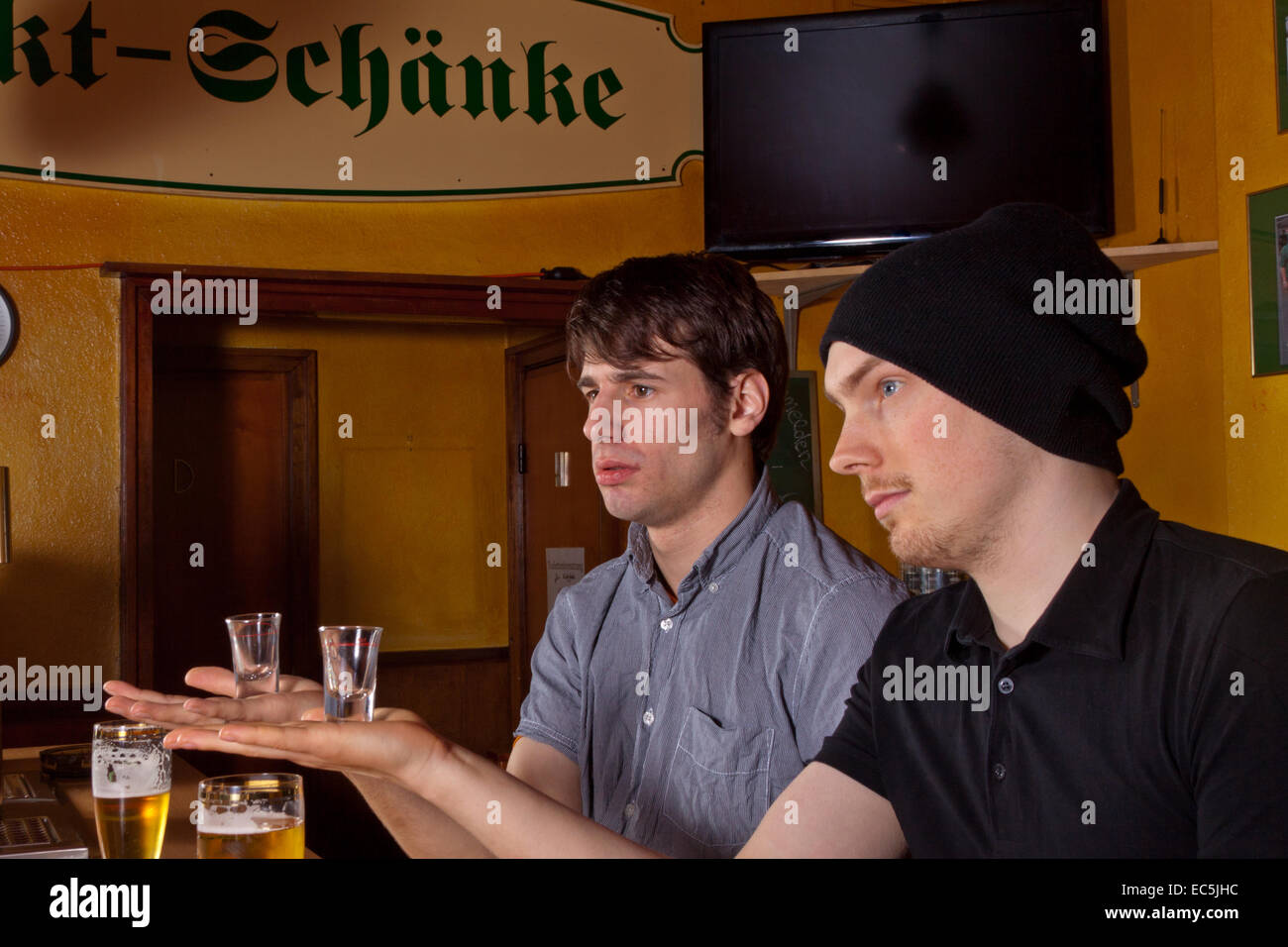 Two men sitting in a pub hi-res stock photography and images - Alamy