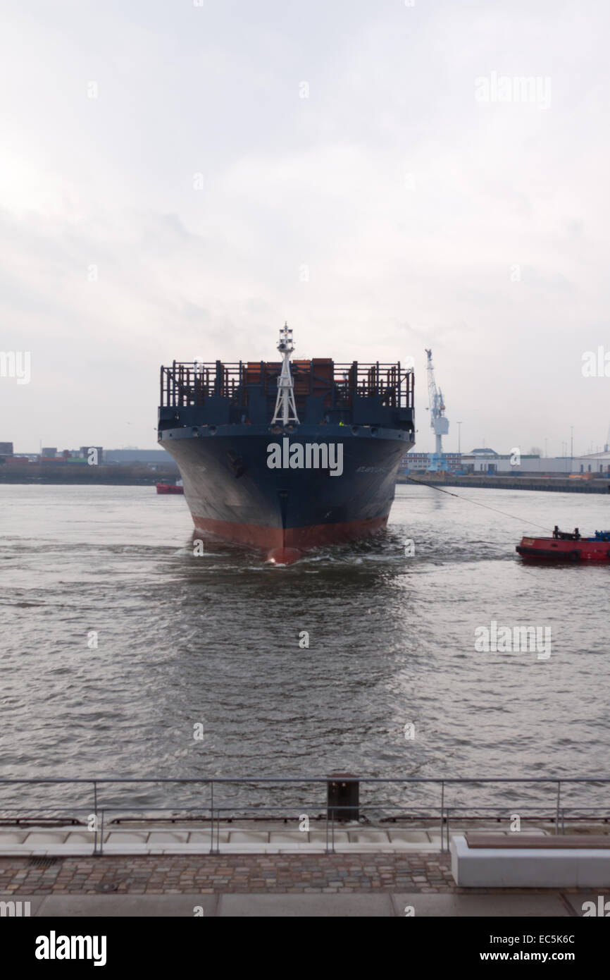 Ship towage hi-res stock photography and images - Alamy