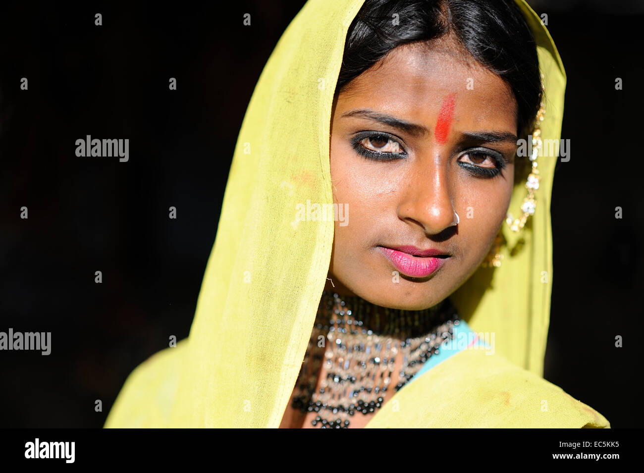 Indian girl with yellow veil Stock Photo - Alamy