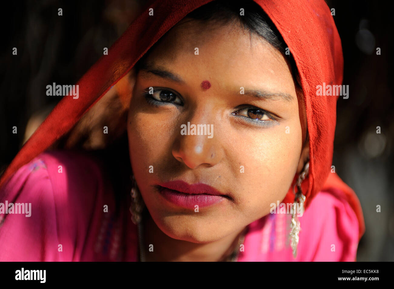 Indian girl red veil hi-res stock photography and images - Alamy