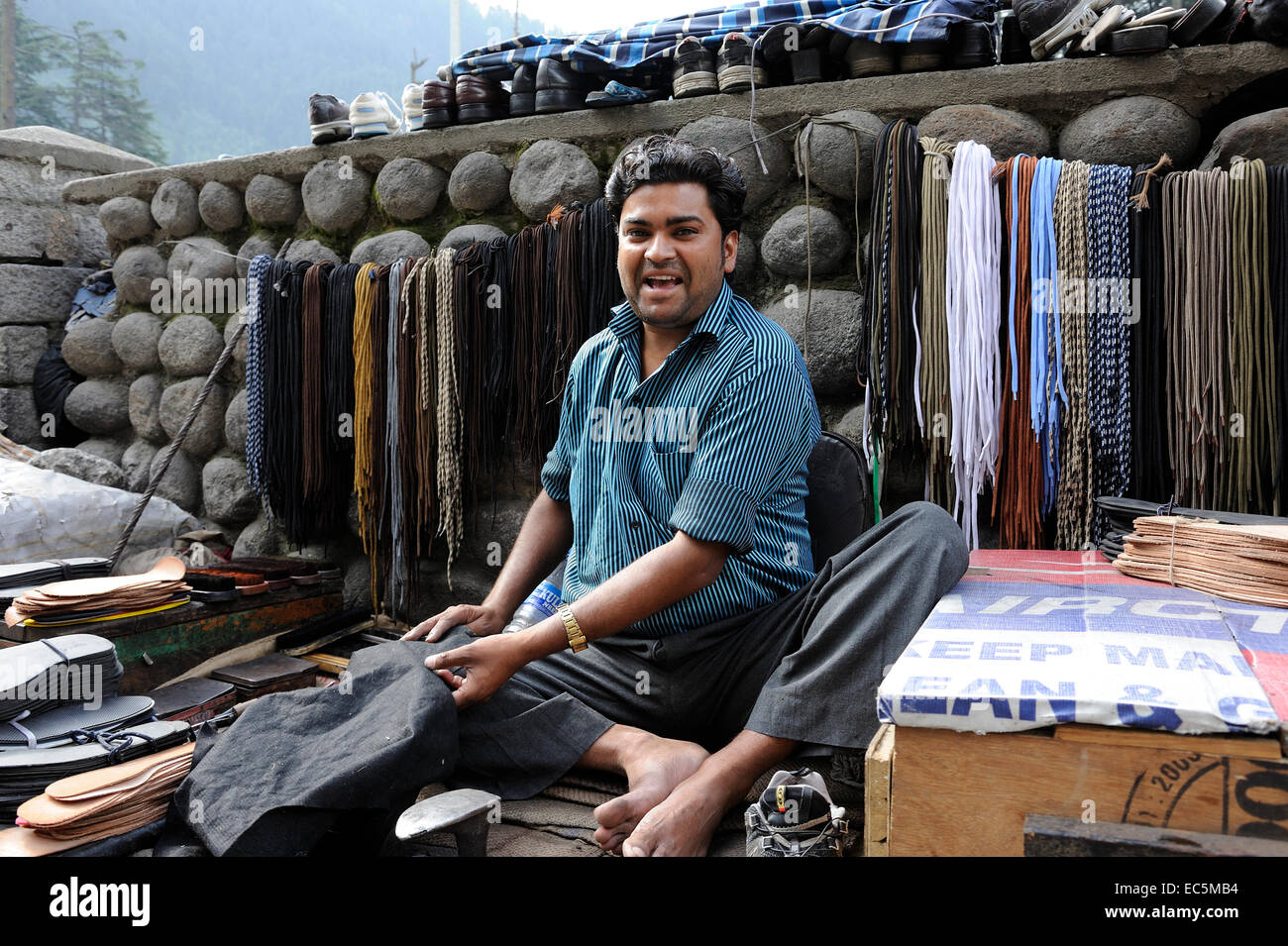 Asian shoemaker hi-res stock photography and images - Alamy