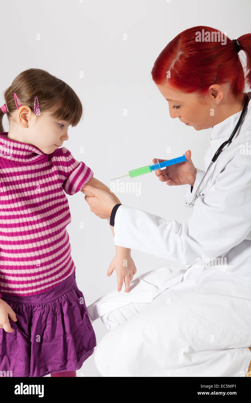 The young pediatrician inoculating a small girl Stock Photo - Alamy