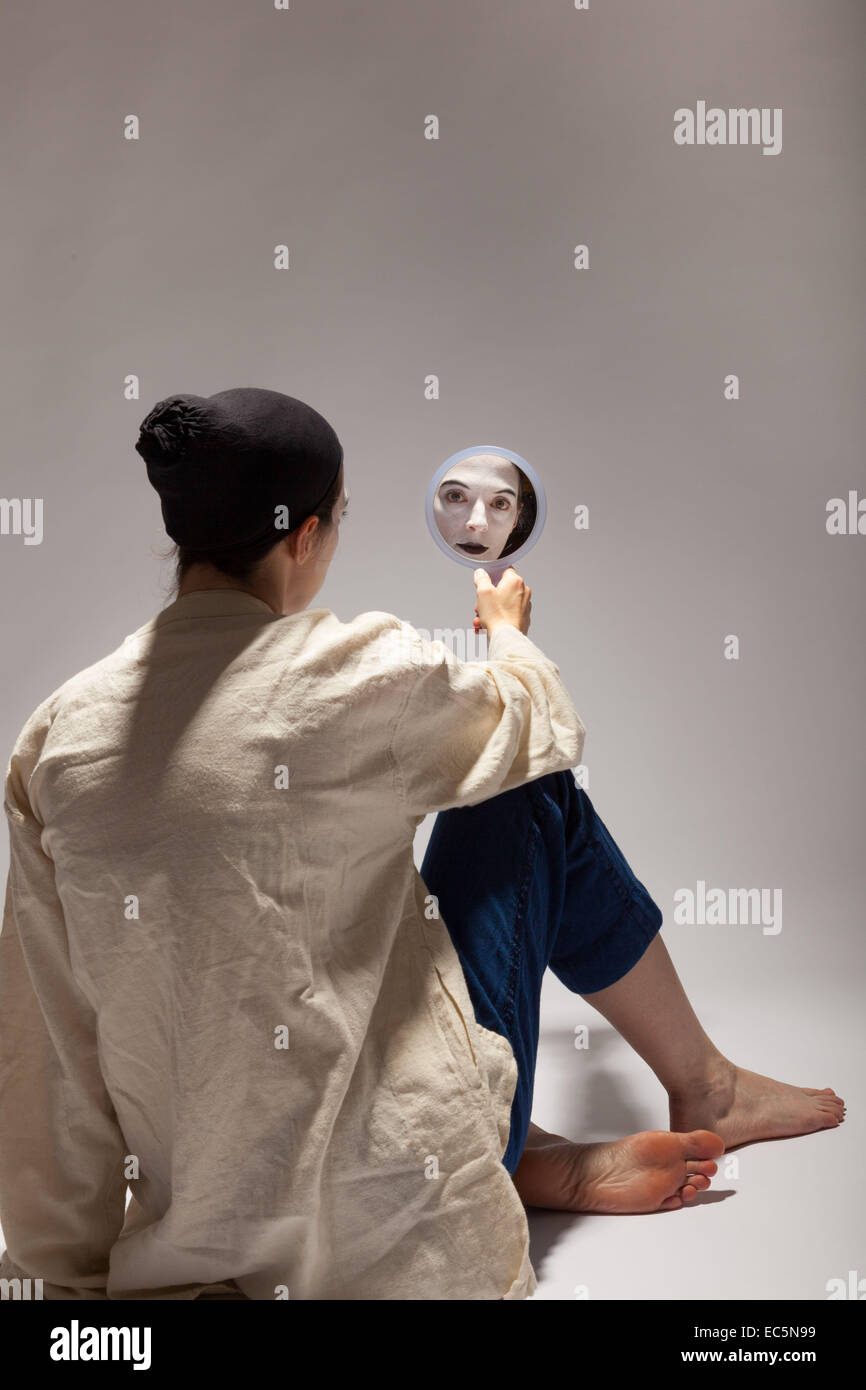 Sitting clown hi-res stock photography and images - Alamy