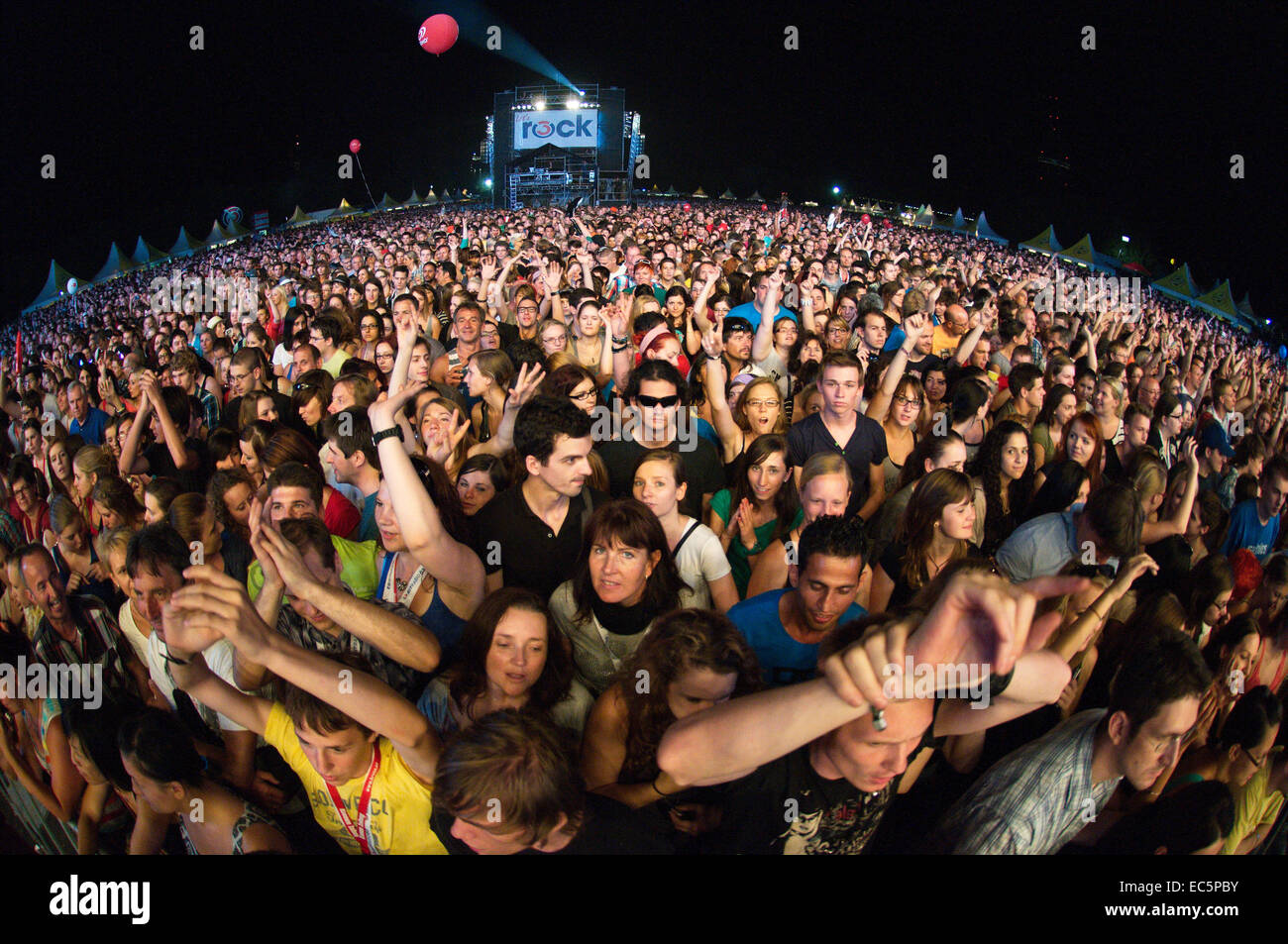 Concert audience hi-res stock photography and images - Alamy