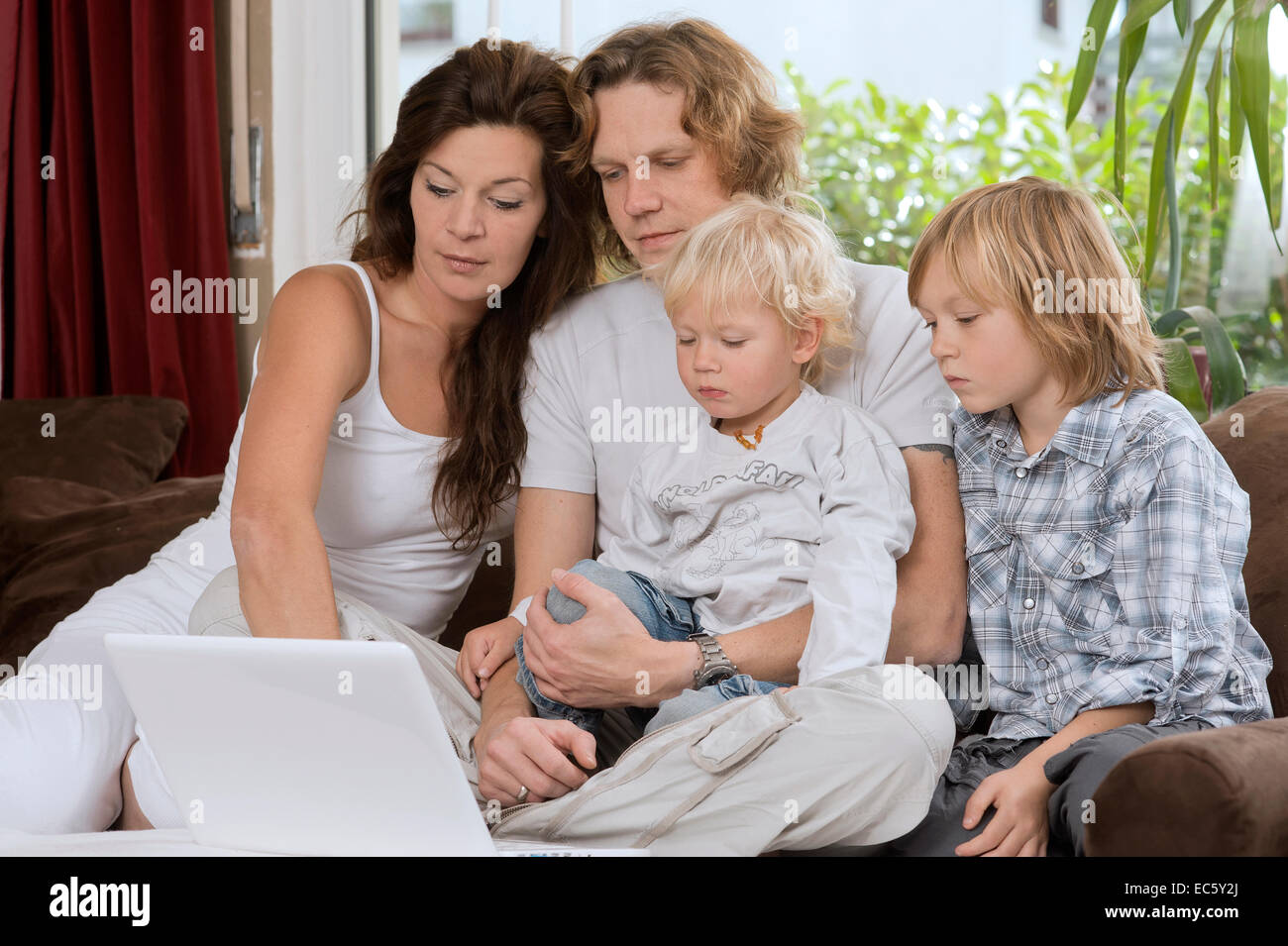 pair partner people men women family father mother young boy boys child ...