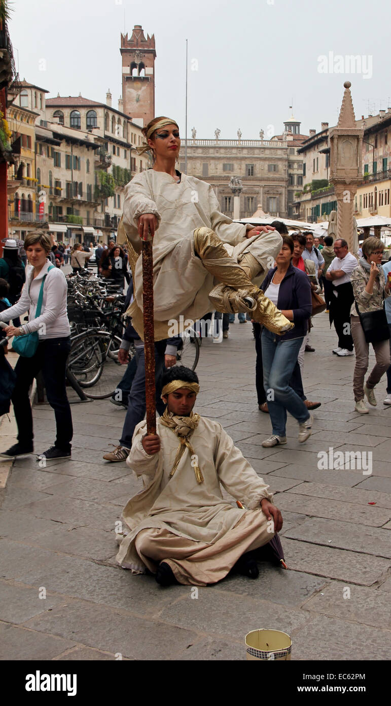 Verona, street performers, Italy Stock Photo - Alamy