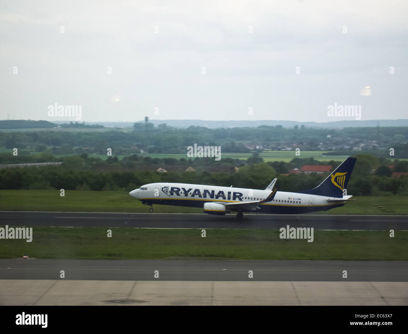 Ryanair airplanes hi-res stock photography and images - Alamy