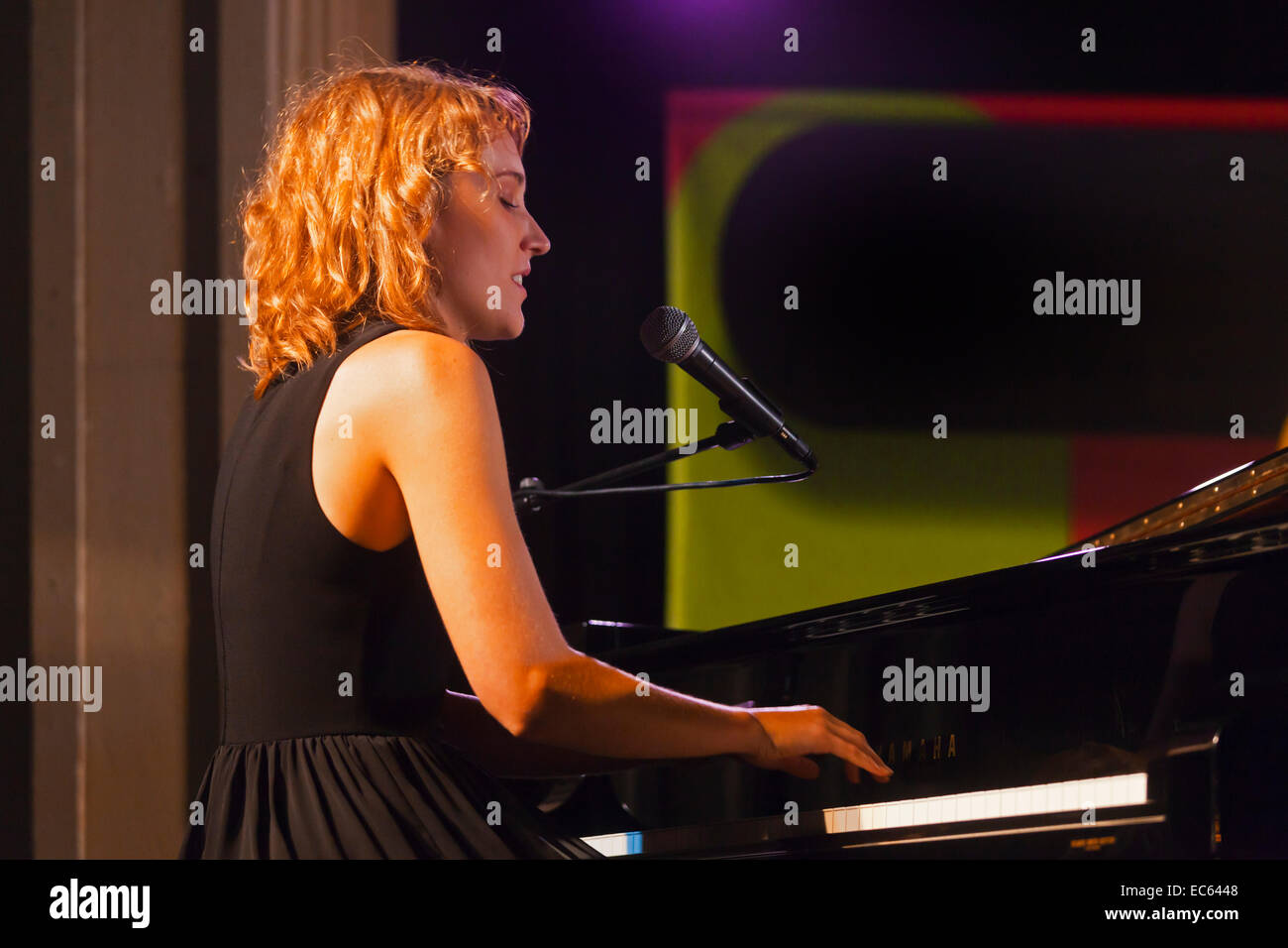 SARAH MCKENZIE and her quartet plays piano and sings on the Garden ...