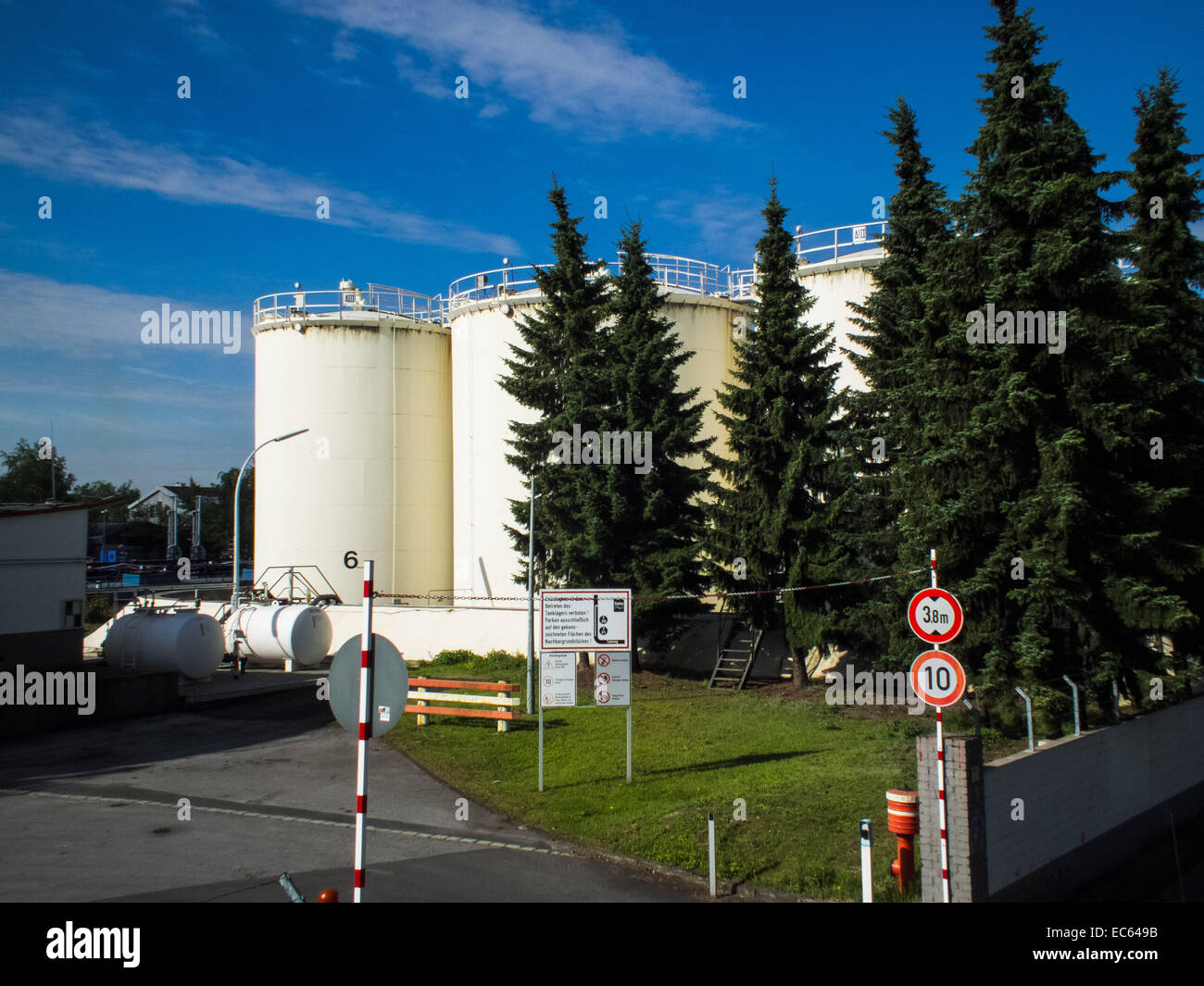Petroleum architecture hi-res stock photography and images - Alamy