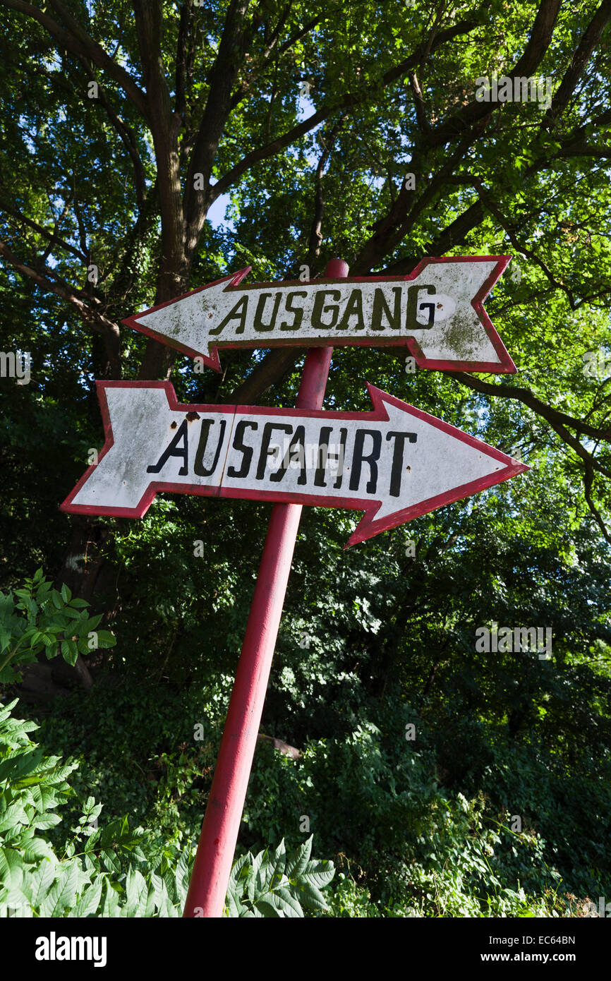 Worms sign hi-res stock photography and images - Alamy