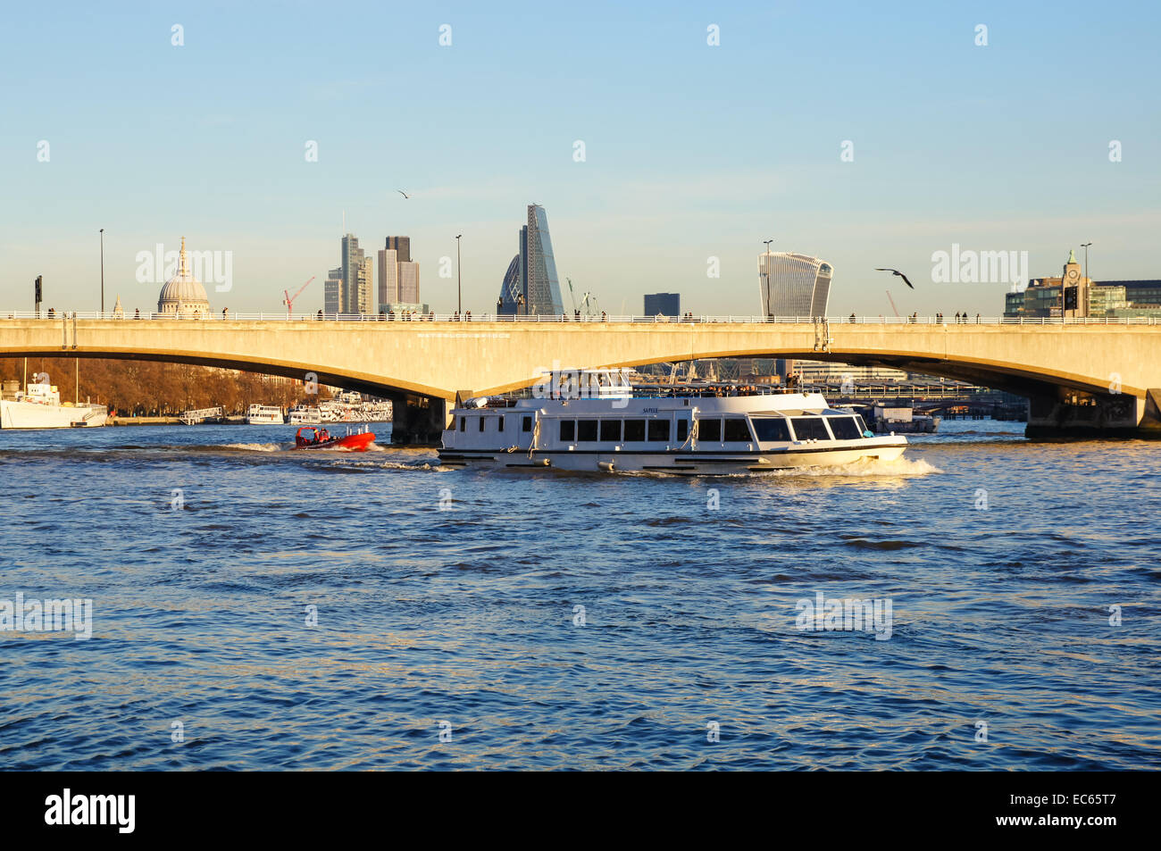 River boat under waterloo bridge hi-res stock photography and images ...