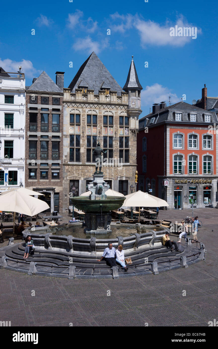 View of the market square with the Karlsbrunnen fountain and house ...