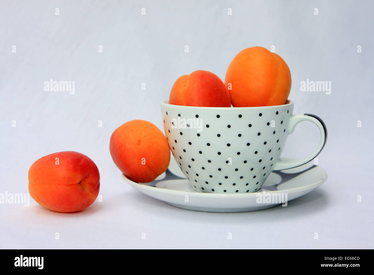 Apricots and other fruit hi-res stock photography and images - Alamy
