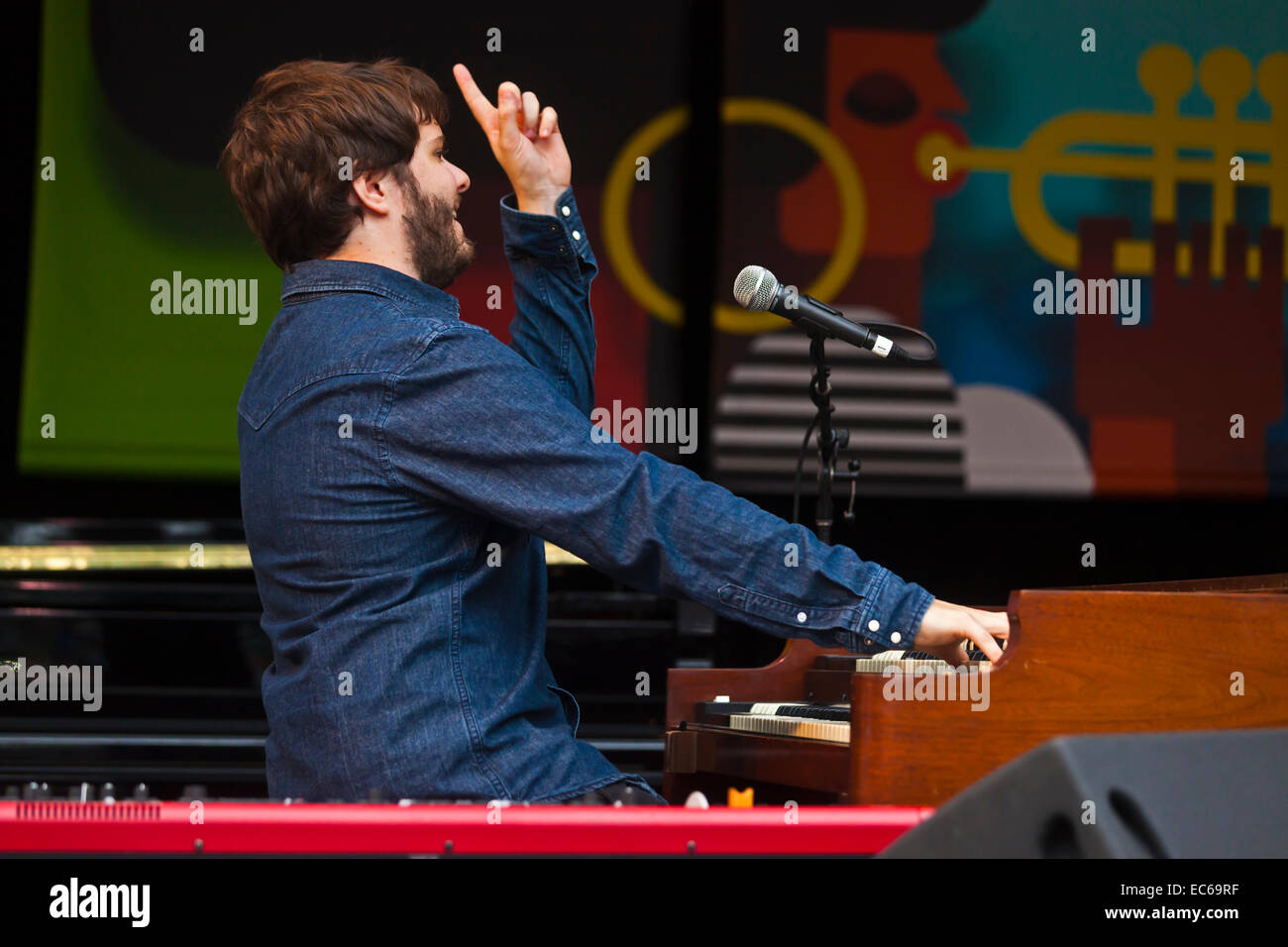 STEVE MALINOWSKI plays piano for ANA POPOVIC on the Garden Stage at the ...