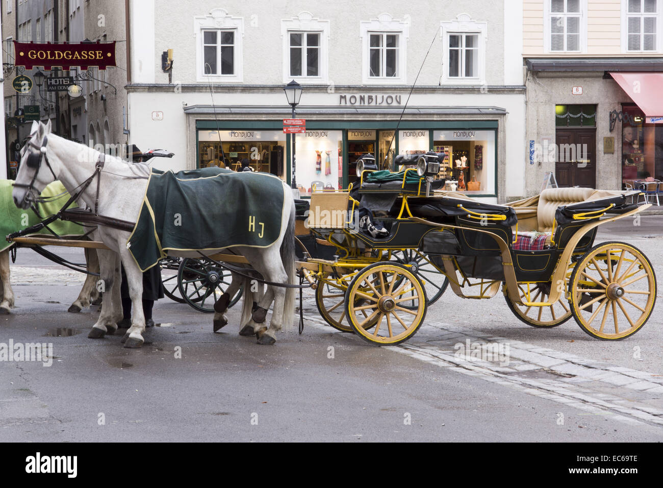 Fiacre, horse-drawn carriage on the Residenzplatz square, Salzburg ...