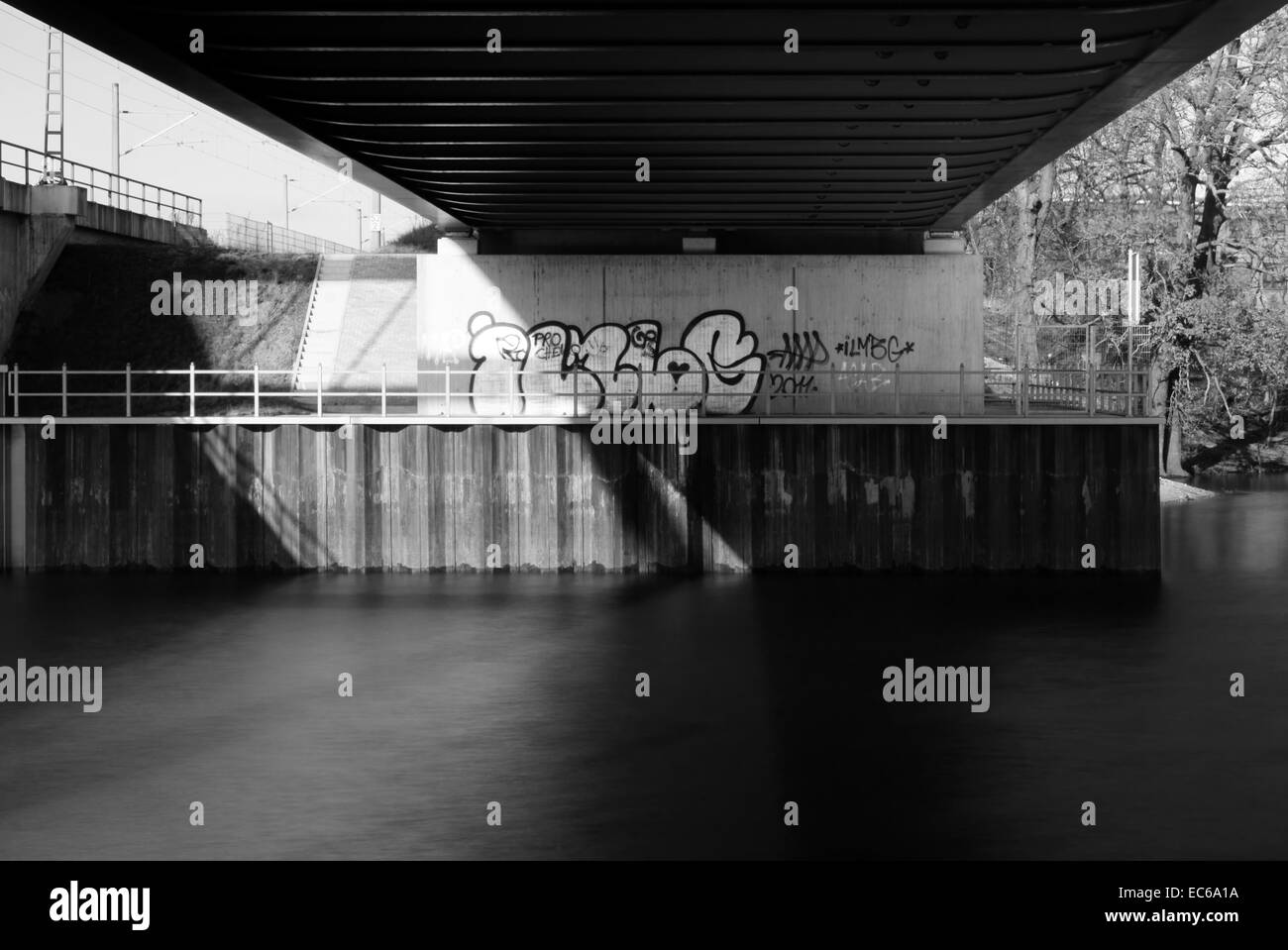 Graffiti under bridges hi-res stock photography and images - Alamy