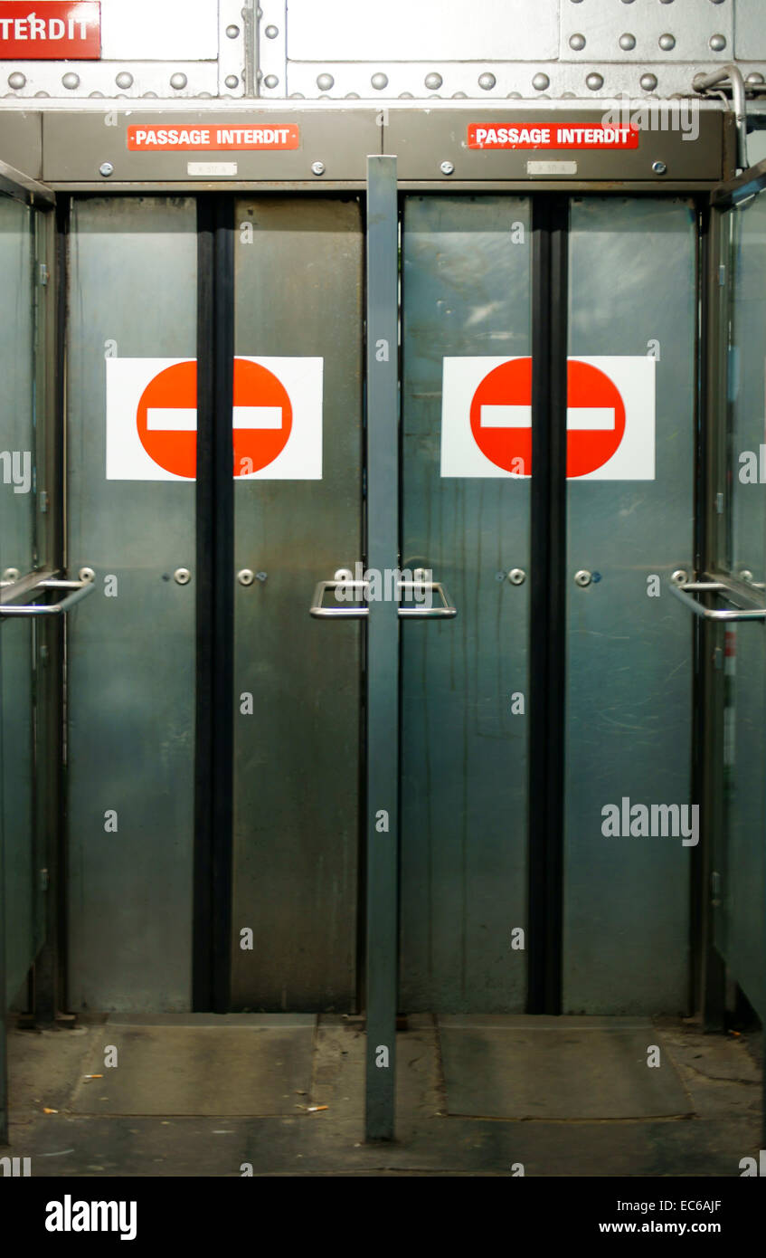 Paris subway passage Stock Photo - Alamy