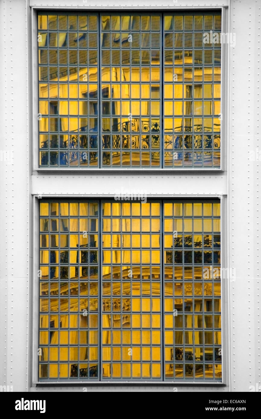 Mirror mosaic paris hi-res stock photography and images - Alamy