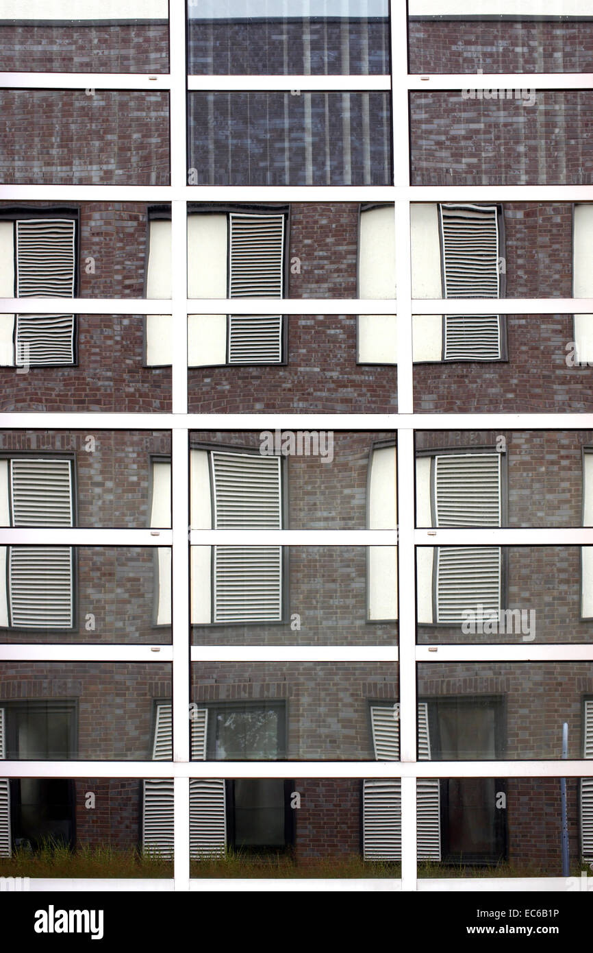 Glass folding facade hi-res stock photography and images - Alamy