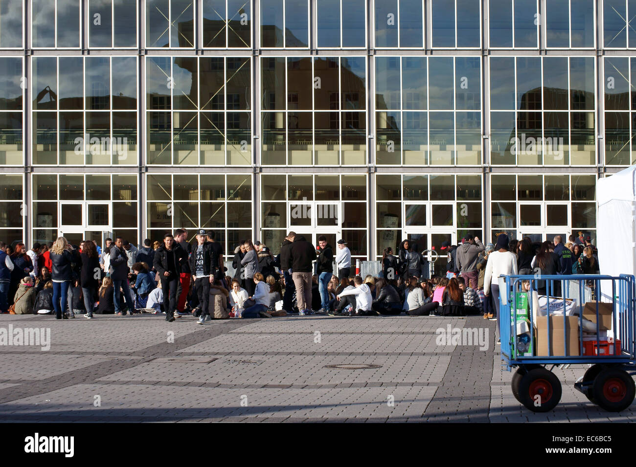 Queue of young people at concert hi-res stock photography and images ...