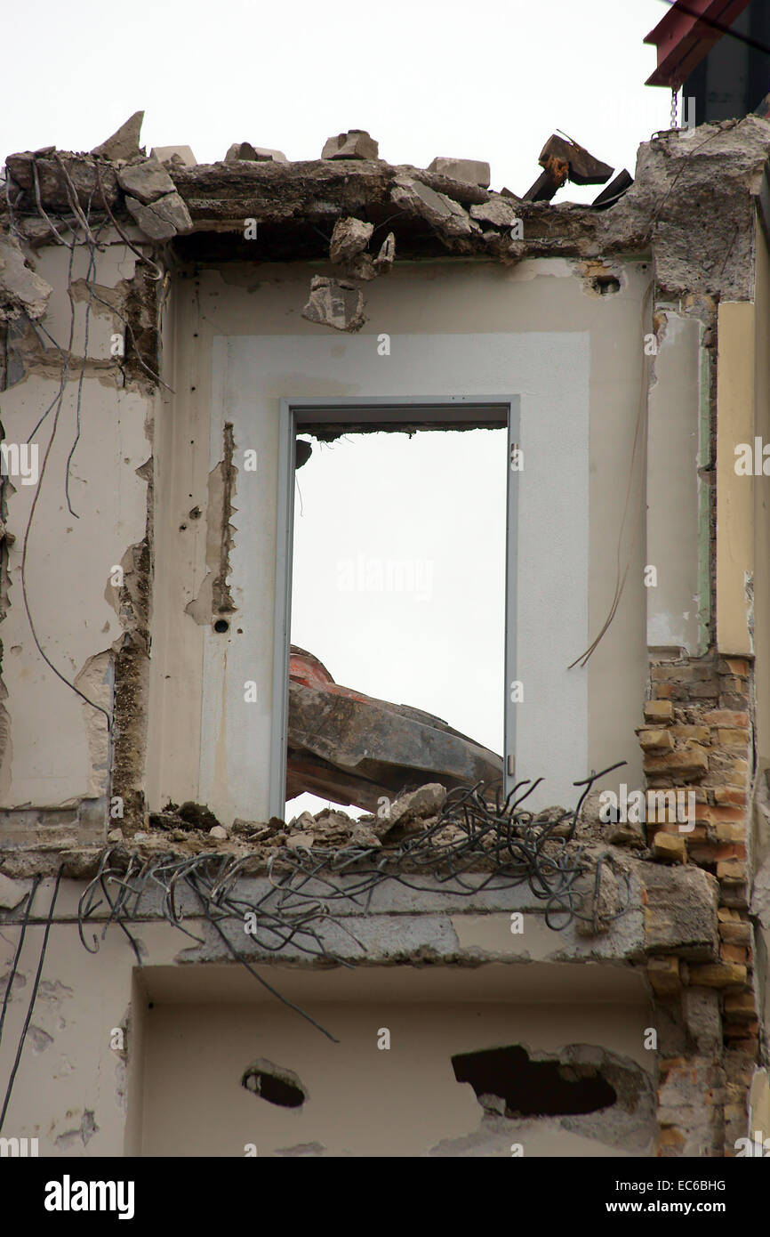 Damaged concrete structures hi-res stock photography and images - Alamy