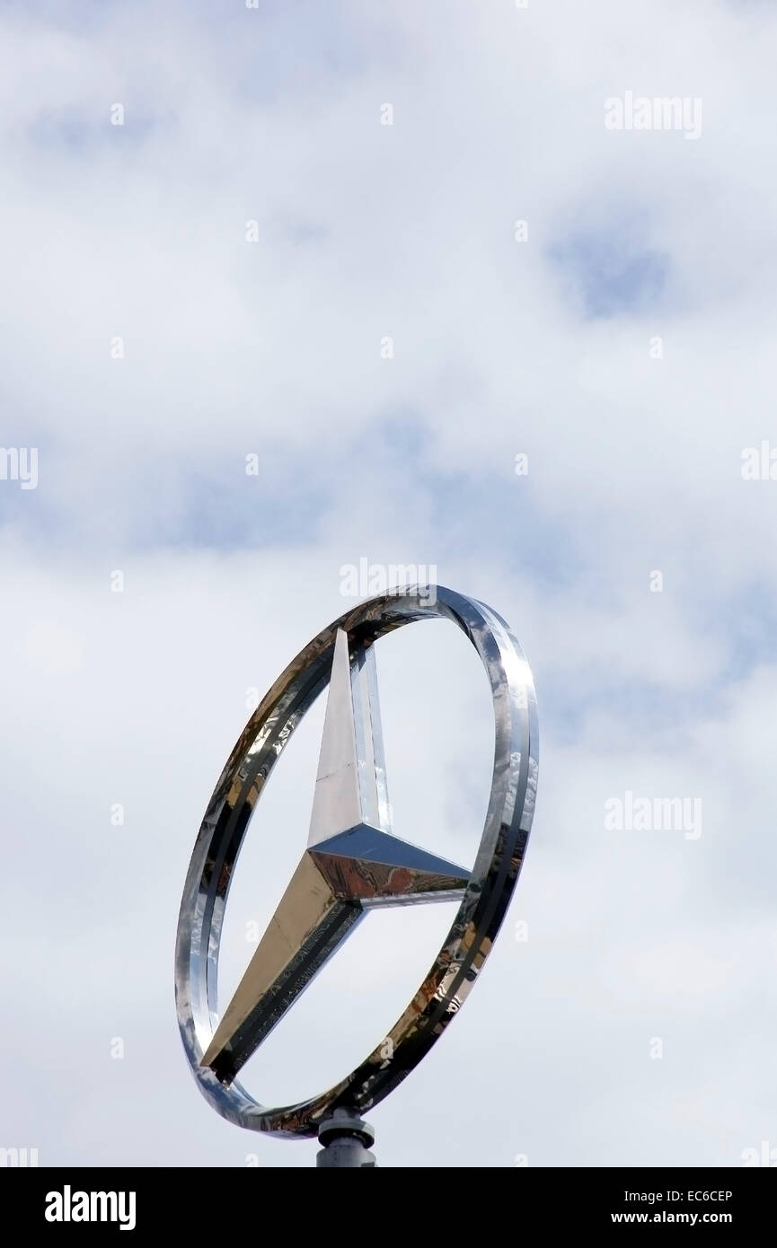 Mercedes star logo hi-res stock photography and images - Alamy