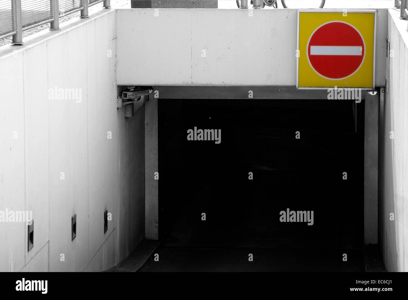 No entry no exit road hi-res stock photography and images - Alamy