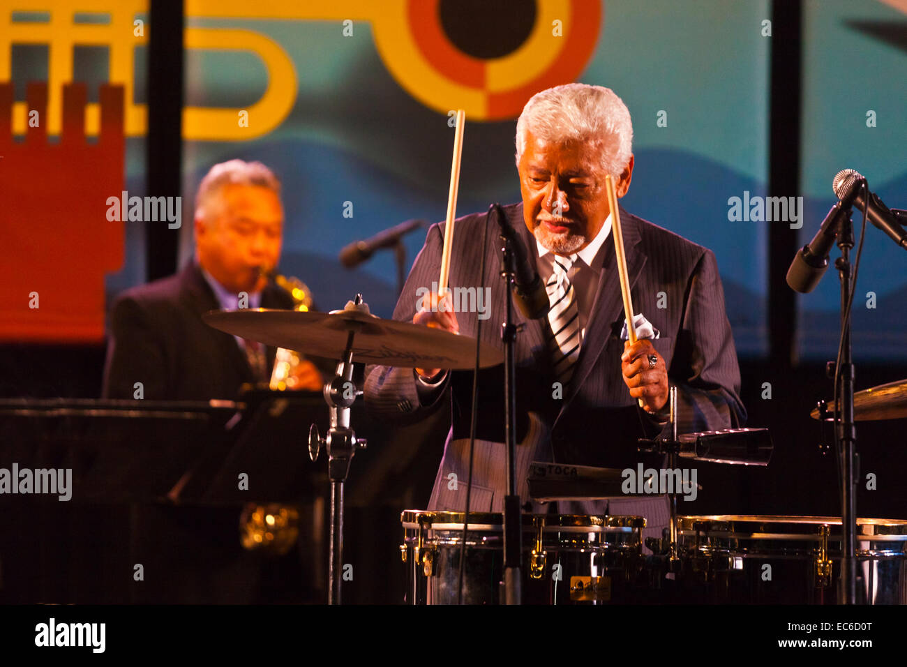 Orchestra performers on stage hi-res stock photography and images - Alamy