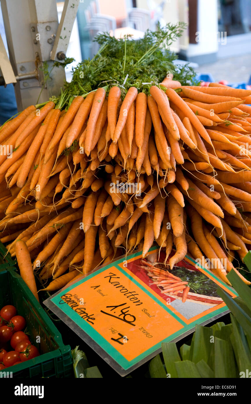 carrots on market Stock Photo - Alamy