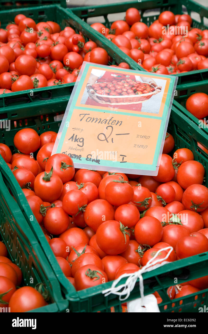 tomatoe boxes on market Stock Photo - Alamy