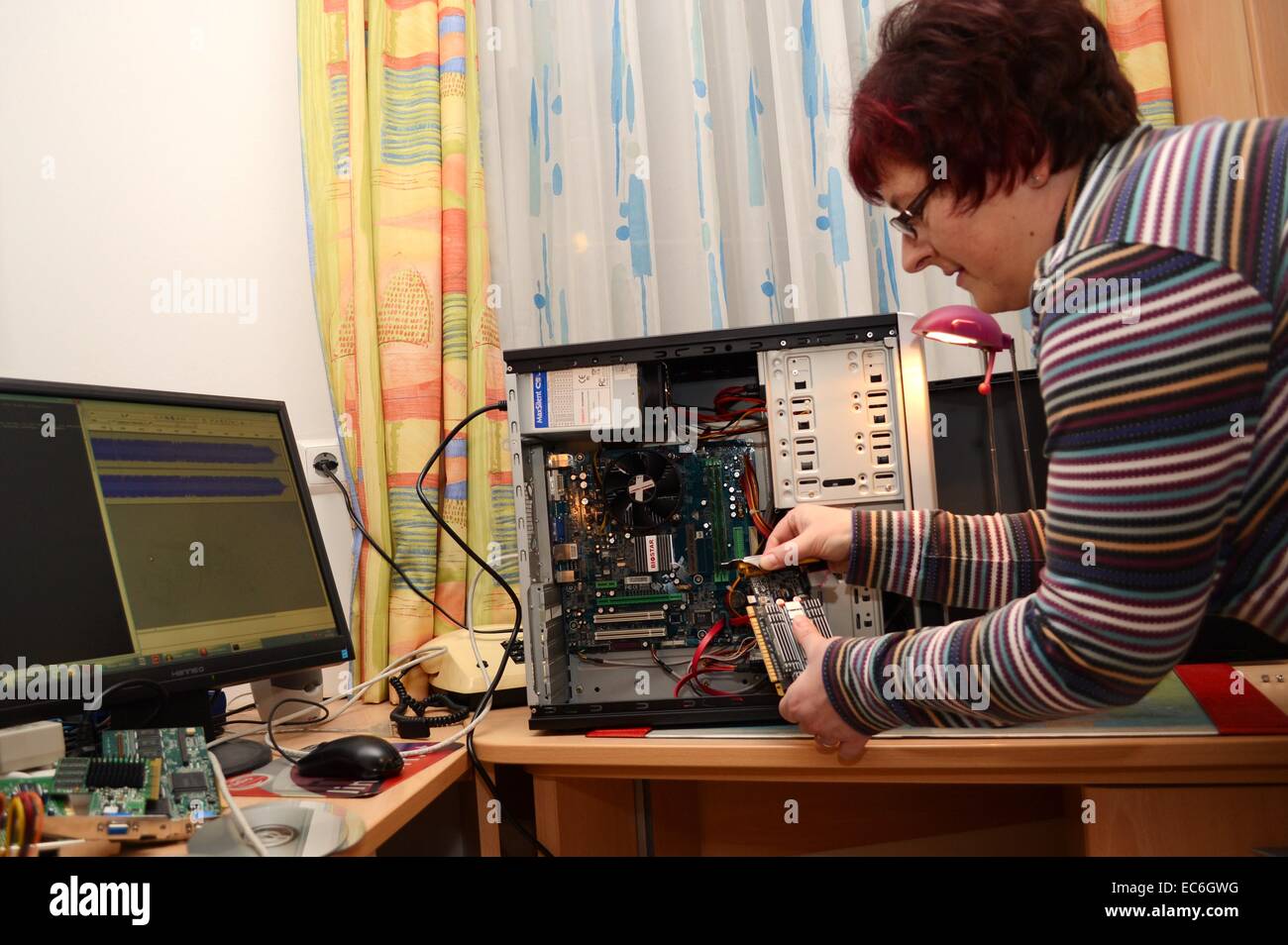 woman at computer service Stock Photo - Alamy