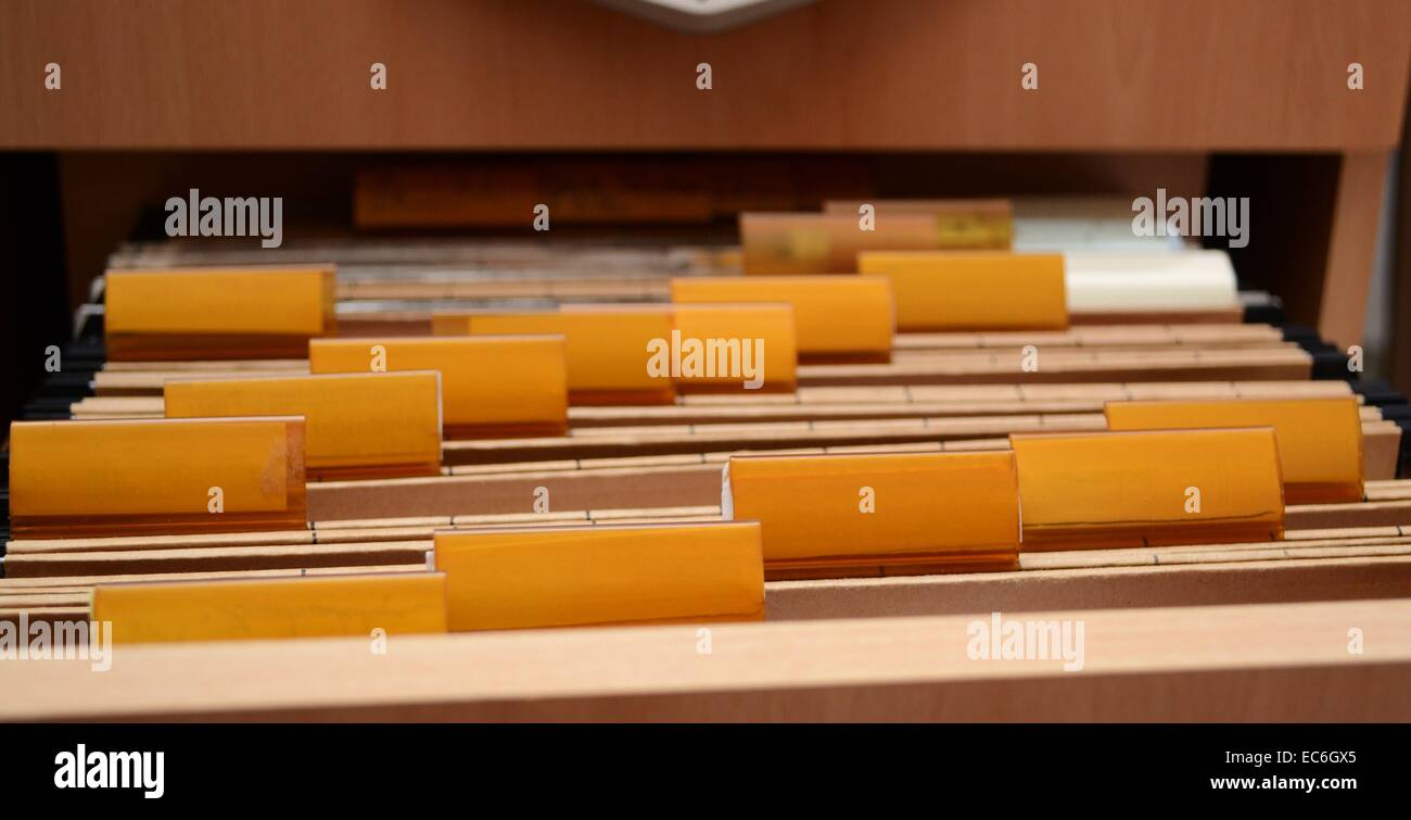 Filing work hi-res stock photography and images - Alamy