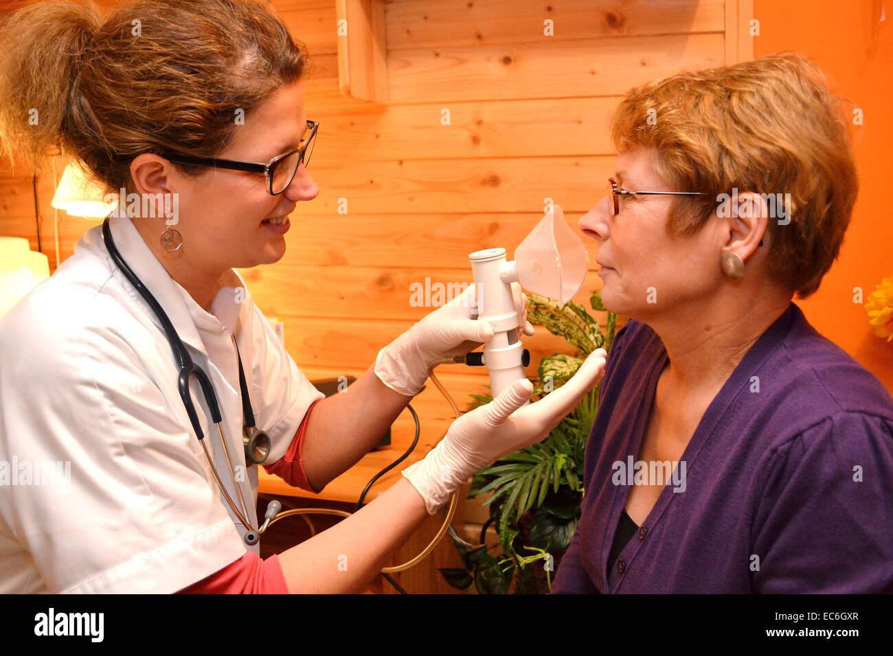 Doctor shows inhaler Stock Photo - Alamy