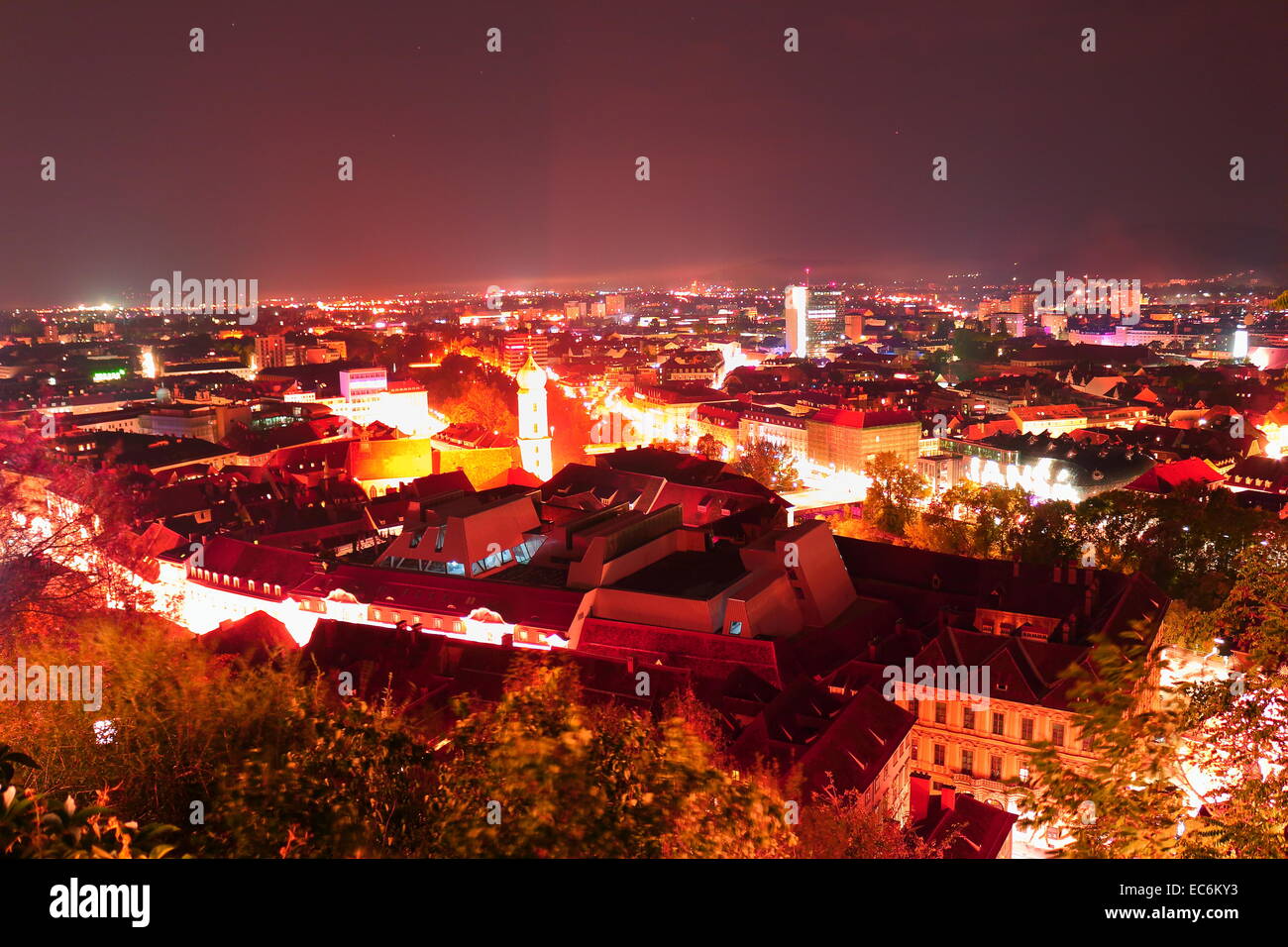 Kunsthaus graz night hi-res stock photography and images - Alamy