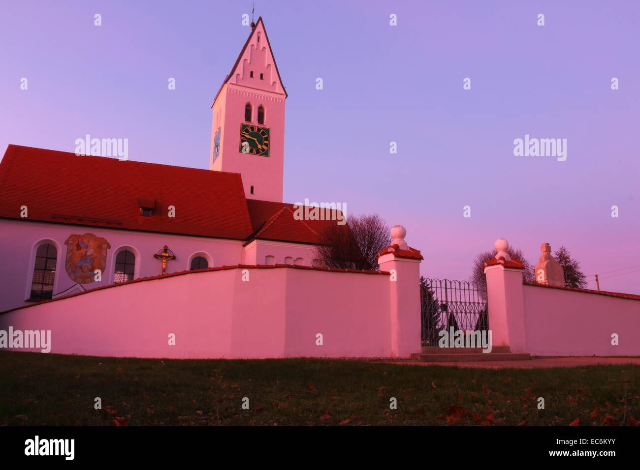 White churches local view hi-res stock photography and images - Alamy