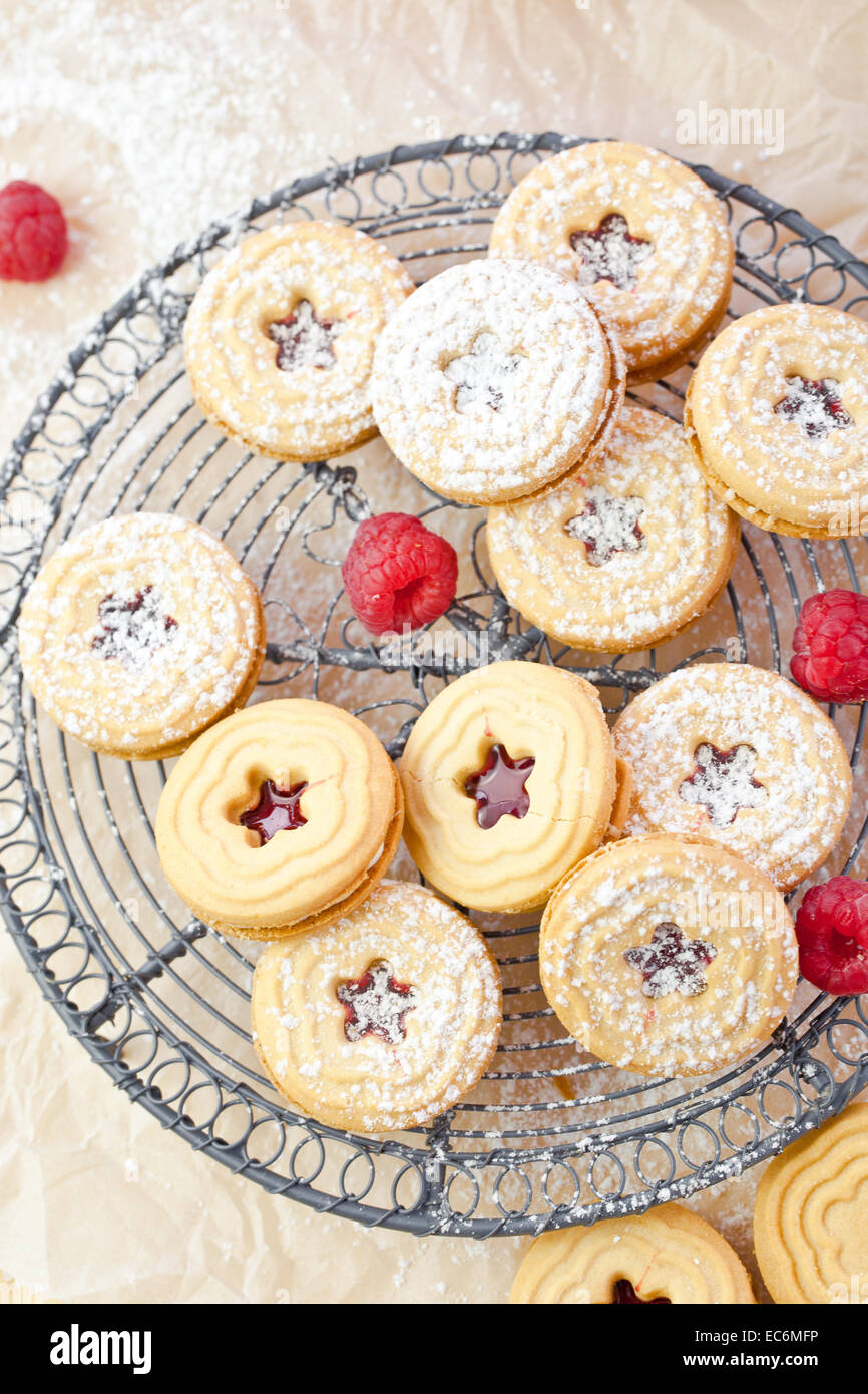 Jam-filled cookies with raspberry marmalade Stock Photo - Alamy