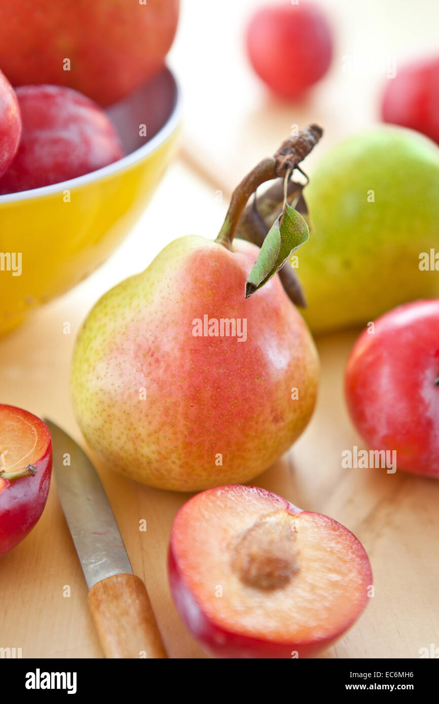 Fresh plums and pears Stock Photo - Alamy