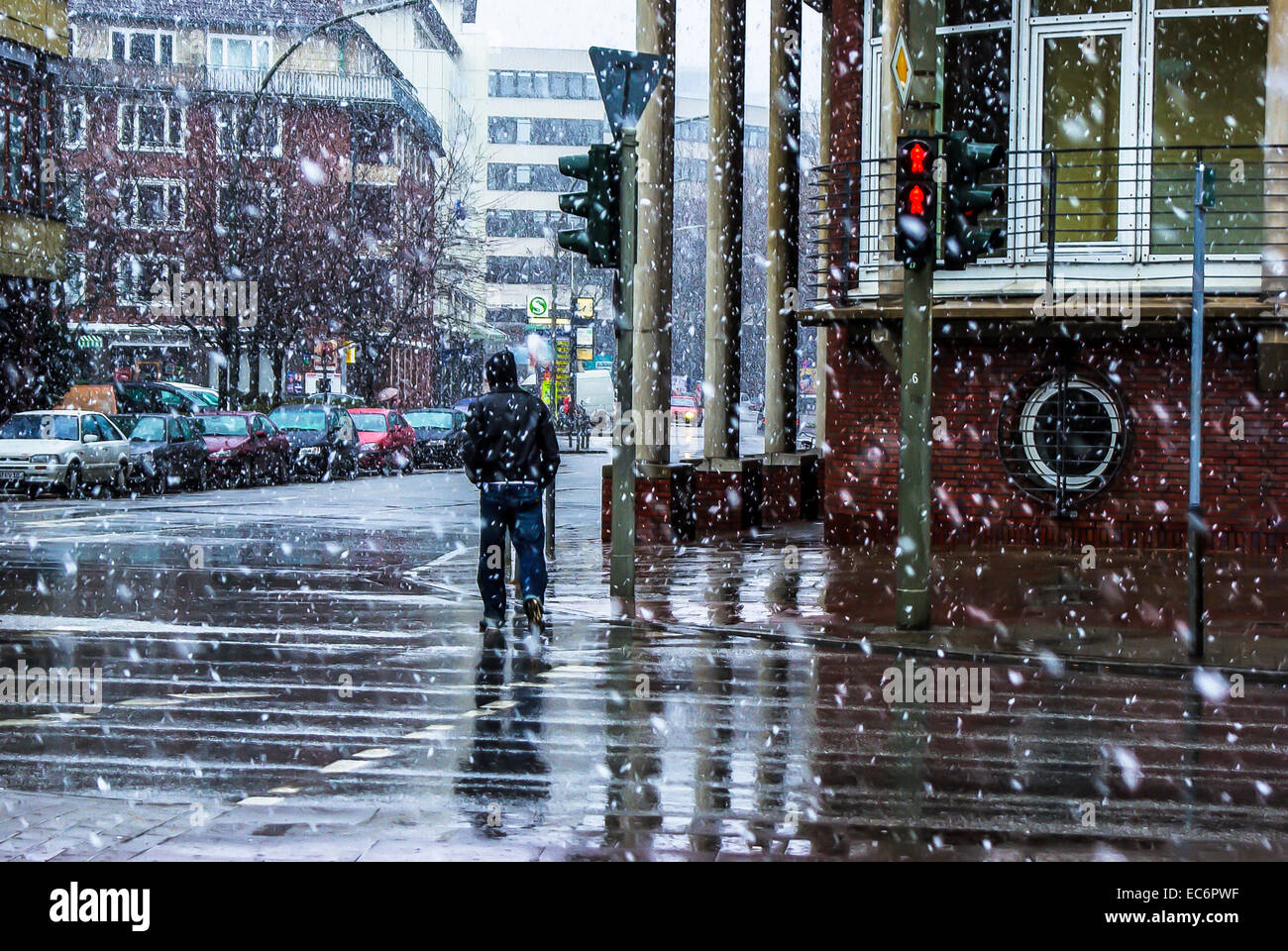 Hamburg, traffic, red light, snow flurries 2 Stock Photo - Alamy