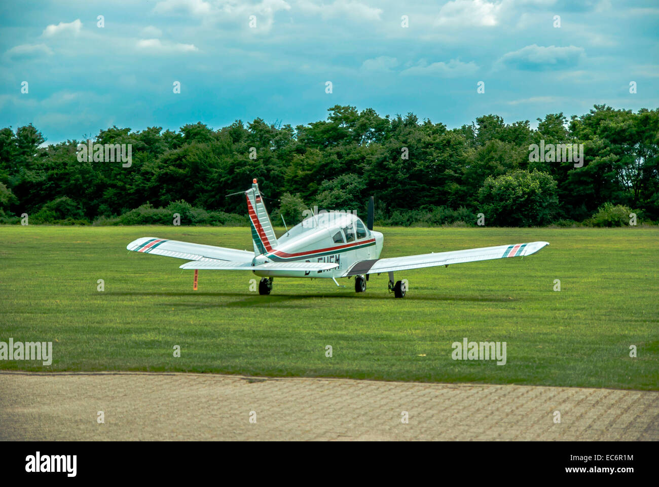 Single engine aircrafts airplanes hi-res stock photography and images ...
