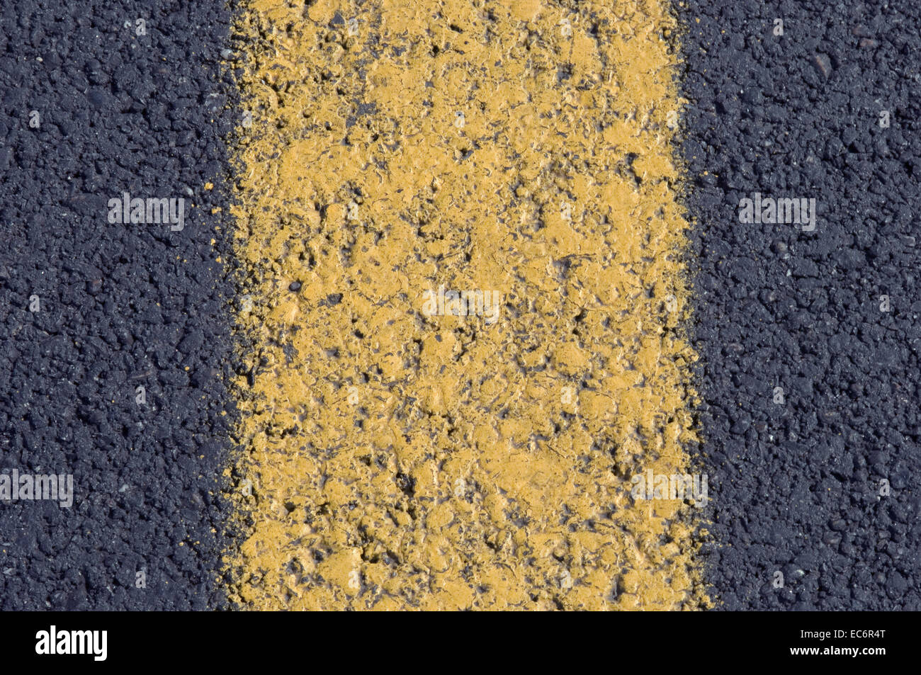 single yellow line on asphalt Stock Photo - Alamy