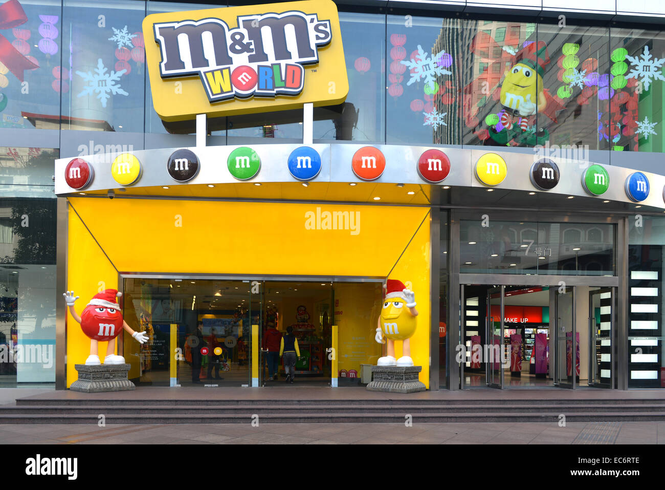 M&M's World in Shanghai, the first in Asia on vibrant East Nanjing Road ...