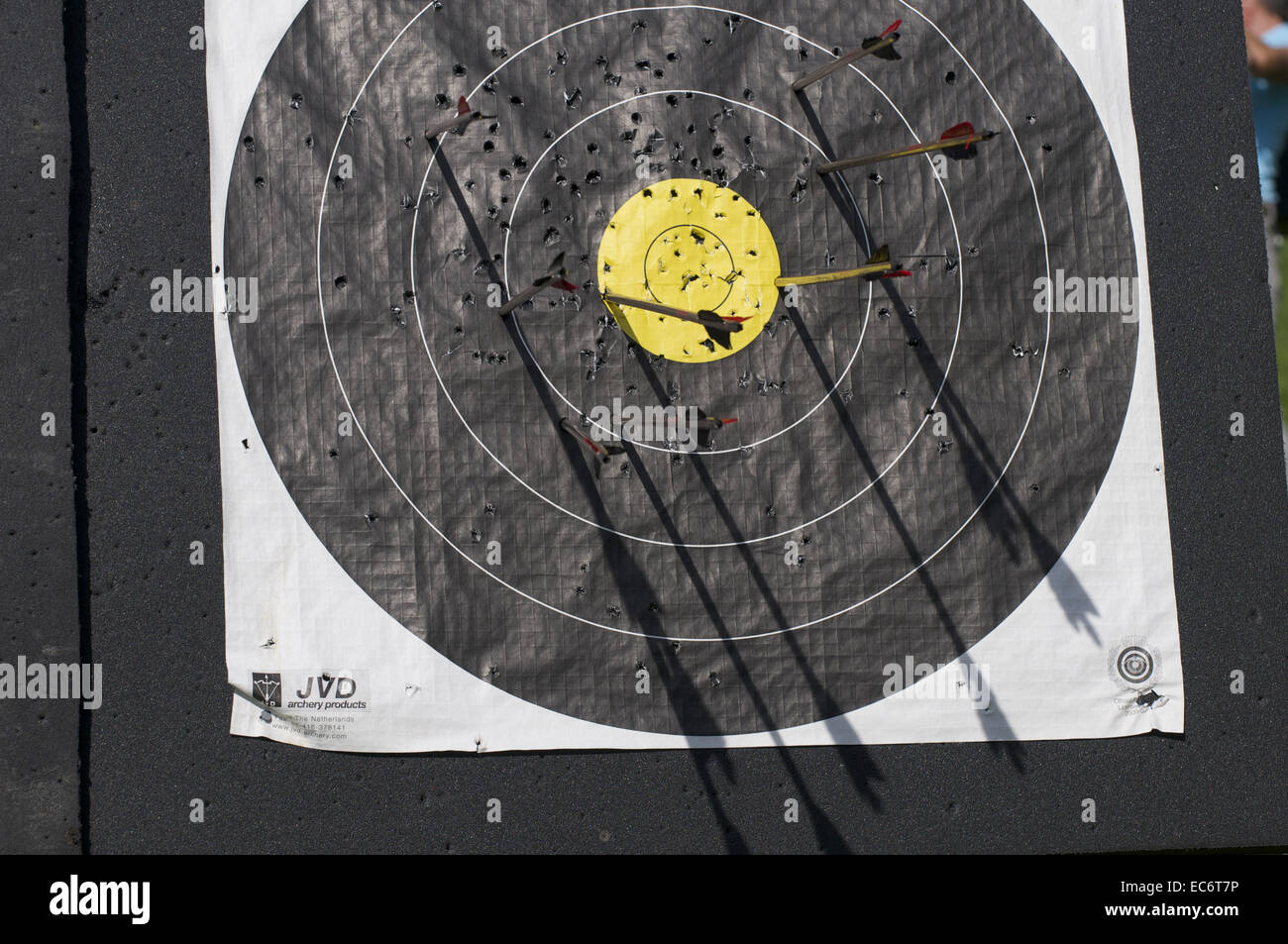 Archery target arrows arrow hi-res stock photography and images - Alamy